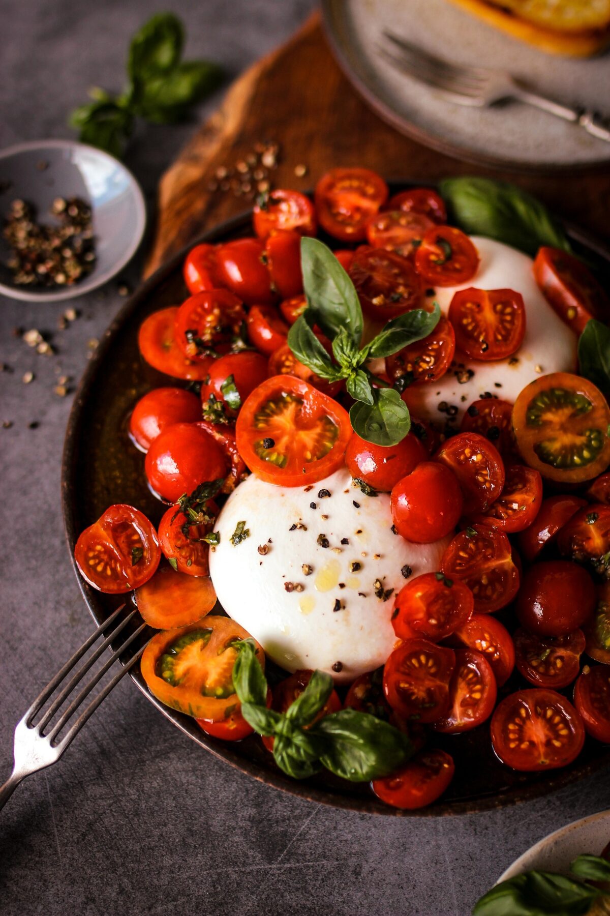 MARINOVANÁ CHERRY RAJČATA S BURRATOU | Neplechanaplechu.cz